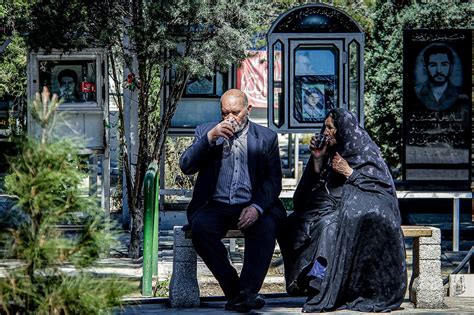 تصویر پیرزن و پیرمردی در بهشت زهرا