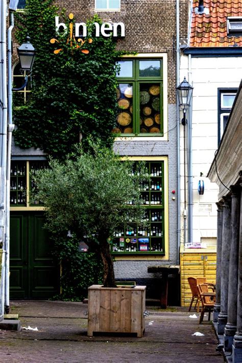 무료 이미지 집 밖의 보행자 건축물 도로 거리 사진술 봉고차 건물 시티 도시의 도시 풍경 도심 수송 차량 큰 광장 사무실 니콘 레인 대중