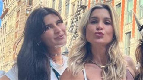 Sem sutiã filha de Flávia Alessandra arranca suspiros Linda