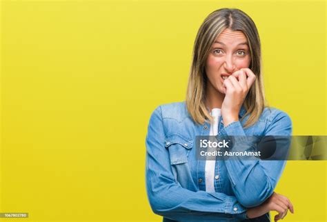 격리 된 배경 찾고 스트레스와 긴장에 아름 다운 젊은 여자는 손톱을 물어 뜯고 입에 손 불안 문제입니다 감정에 대한 스톡 사진 및 기타 이미지 Istock