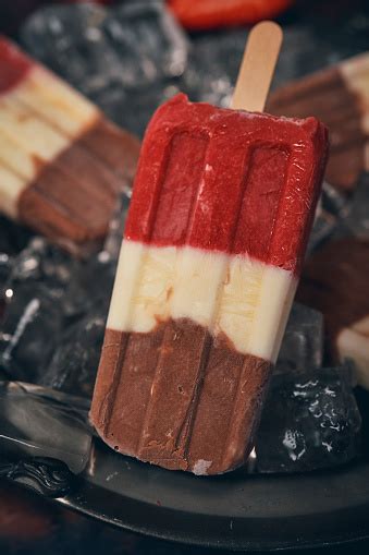스틱에 바닐라 딸기 초콜릿 아이스크림을 준비 Popsicle Stick에 대한 스톡 사진 및 기타 이미지 Popsicle