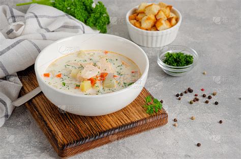 三文鱼汤奶油土豆胡萝卜香草和油炸面包丁在一个碗在灰色混凝土背景副本的空间