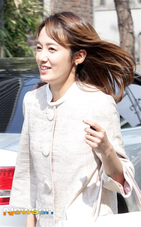 포토엔 최윤영 아나운서 ‘머리카락 휘날리며~ 손에 잡히는 뉴스 눈에 보이는 뉴스 뉴스엔