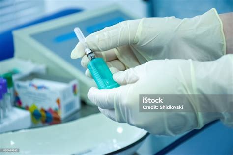 의사 또는 간호사의 손에 혈액의 복용 컨테이너 병원 또는 진료소의 절차 실에서 혈액 검사 샘플을 주셔서 준비 현장 실험실에 대한