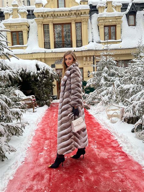Бежевая шуба из меха шиншиллы купить в интернет-магазине Pret-a-Porter Furs