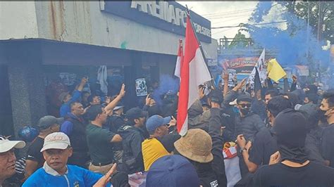 Unjuk Rasa Ratusan Aremania Di Depan Kantor Arema FC Ricuh Ini Sebabnya