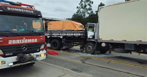 Engavetamento Deixa Duas Pessoas Encarceradas Na BR 470