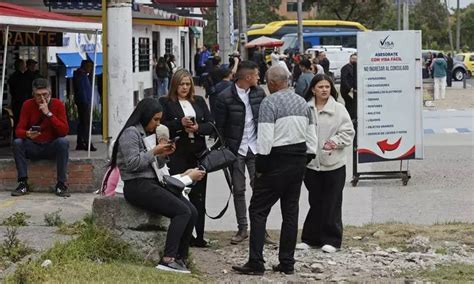 Colombianos Y Venezolanos Van A La Embajada De EE UU En Busca De