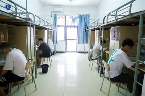 学校领导带队巡查2022级新生开学第一课 广西蓝天航空职业学院