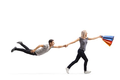 여자 Shopaholic 실행 하 고 흰색 배경에 고립 된 그녀의 남자 친구를 당겨 쇼핑에 대한 스톡 사진 및 기타 이미지