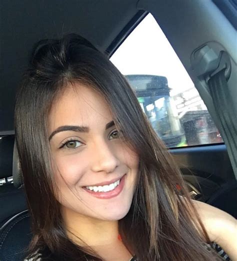 Gatinha De Olhos Claros Paga Um Boquete Dentro Da Piscina E Depois