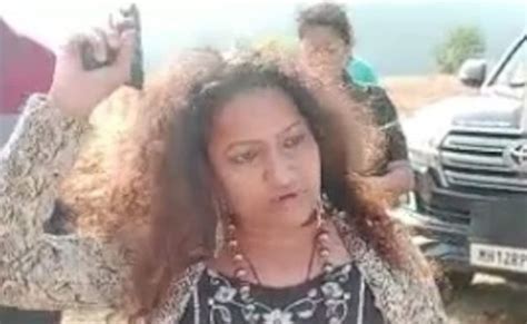 पिस्तौल लहराने से लेकर किसानों को धमकाने तक Ias पूजा खेडकर की मां का