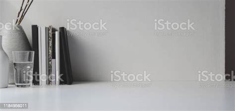 흰색 나무 테이블과 흰색 벽에 복사 공간 책 및 사무 용품을 갖춘 최소한의 작업 공간 카피 공간에 대한 스톡 사진 및 기타