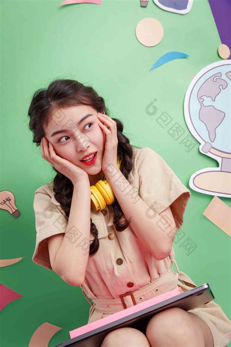 拿着书本的年轻女孩 包图企业站