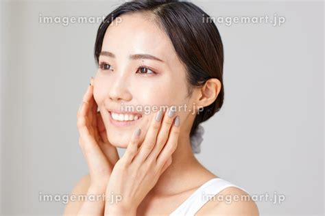 頬に手を当てる日本人女性の写真素材 218567305 イメージマート