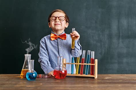 화학 도구와 교실에서 과학을 배우는 귀여운 아이 과학자 교육은 과학입니다 2 3 살에 대한 스톡 사진 및 기타 이미지 2 3 살 Stem 주제 개념 Istock