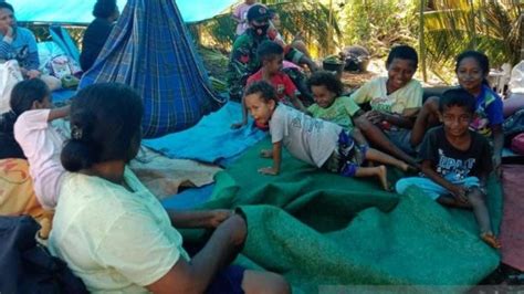 Foto Trauma Gempa Ribuan Warga Maluku Tengah Bertahan Di Dataran Tinggi