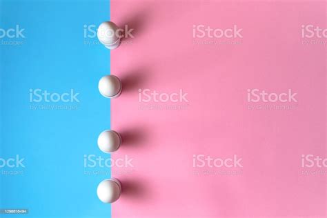 파란색과 분홍색 파스텔 배경에 계란 컵에 서 흰 계란 복사 공간 종이 배경에 두 가지 톤 색상으로 서 삶은 달걀의 행 건강한 식품 개념 부활절 달걀 플랫레이 상단 보기 0