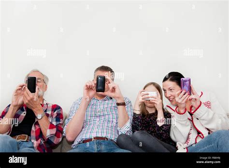 Opa Und Enkelin Auf Dem Sofa Fotos Und Bildmaterial In Hoher