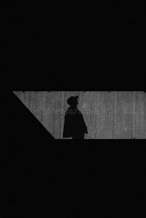 Toma En Escala De Grises De Una Silueta De Una Persona En La Pared