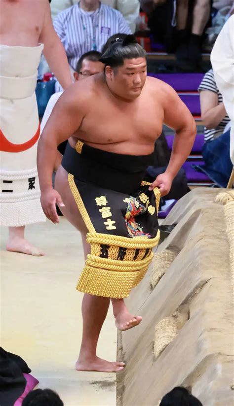 ＜大相撲名古屋場所・8日目＞花道を歩く尊富士（撮影・井垣 忠夫） スポニチ Sponichi Annex スポーツ