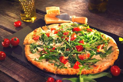Пицца Caprese с томатами Arugula сыра югурта и вишни Стоковое Фото