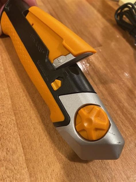 Fiskars Pro 25mm 1 Blade Retractable Box Cutter Utility Knife Snap Off