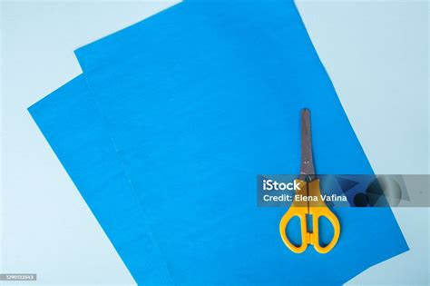 Diy와 아이의 창의력 종이 접기의 개념 단계별 지시 종이 눈송이를 만드는 방법 1 단계 준비 도구 어린이 새해 공예 Diy에