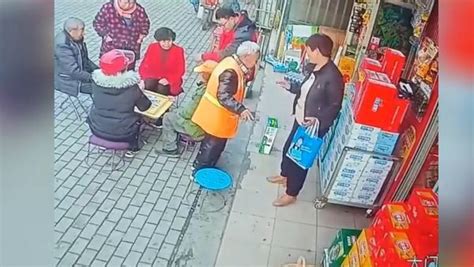 七旬环卫工拾到万元治病钱寒风中等几小时一个钉子都不能要 凤凰网视频 凤凰网