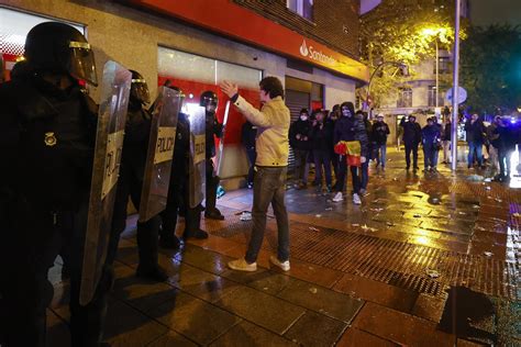 El octavo día de protestas en Ferraz acaba con tensión y un detenido
