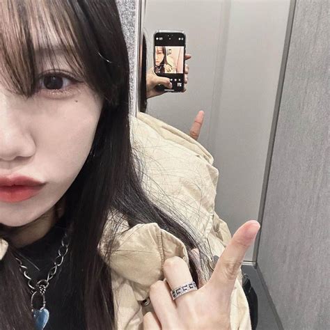 原田まゆさんのインスタグラム写真 原田まゆinstagram「 人は誰しも道すがらに自分だけの全身鏡を持ってるそうです。わたしは