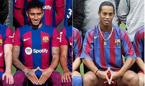 Raphinha Imita Ronaldinho Gaúcho Em Foto Oficial Do Elenco Do Barcelona