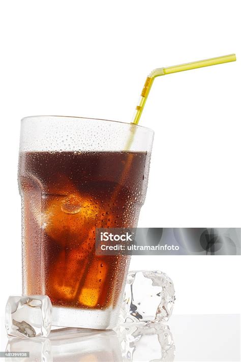 빙판 춥다 Cola 음료입니다 유리컵 오브 코카콜라 아이스 큐브 0명에 대한 스톡 사진 및 기타 이미지 0명 2015년