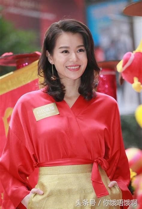 陳展鵬胡杏兒鍾嘉欣現身拜年 鍾嘉欣裙子露出胃部 奇醜無比！ 每日頭條