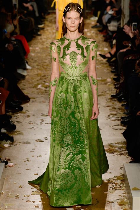Valentino华伦天奴发布2016春夏高级定制系列本季设计师Maria Grazia Chiuri与Pierpaolo