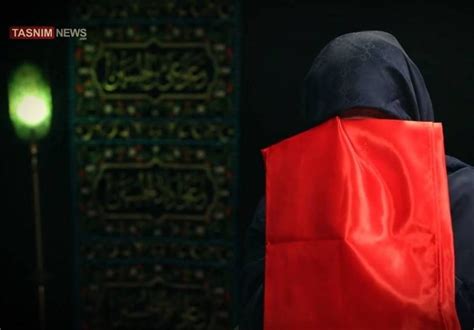 لحظاتی که هنرمندان با پرچم امام حسین ع روبرو می شوند بغض و احساساتی