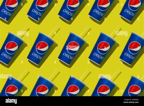 Verre En Papier Bleu Avec Pepsi Boisson Gazeuse à Emporter Dans Un