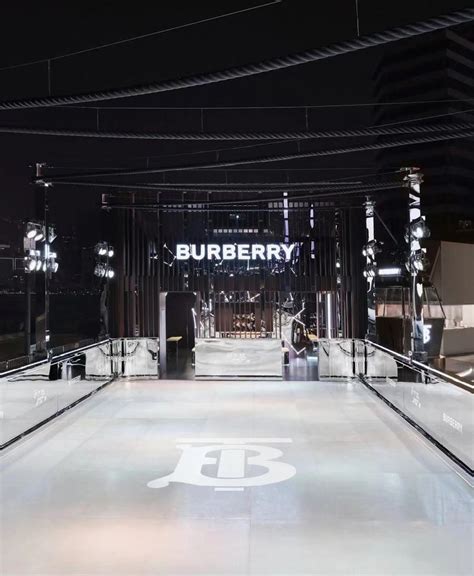 Burberry香港首个户外溜冰场限时快闪店 米尚丽零售设计网 Misunly 美好品牌店铺空间发现者