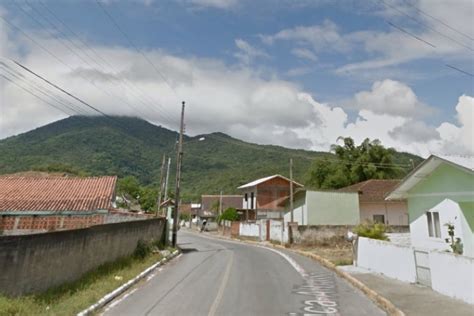 Homem agride filha e esposa em cena chocante de violência doméstica