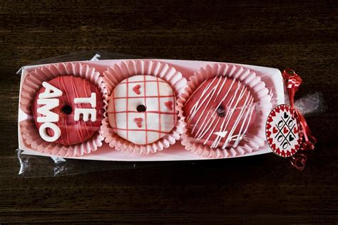 Donas Ba Adas Con Chocolates Con La Frase Te Amo Bouquet Floreria