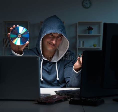 Hacker Hackear Computadora De Noche Imagen De Archivo Imagen De