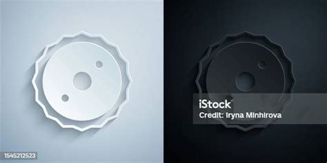 종이 컷 원형 톱날 아이콘은 회색과 검은색 배경에 격리되어 있습니다 톱 휠 종이 아트 스타일 벡터 3차원 형태에 대한 스톡 벡터