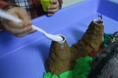 베이킹 소다와 식초로 만든 화산 폭발