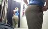 La cámara del probador mira un gran trasero en bragas blancas Milf con