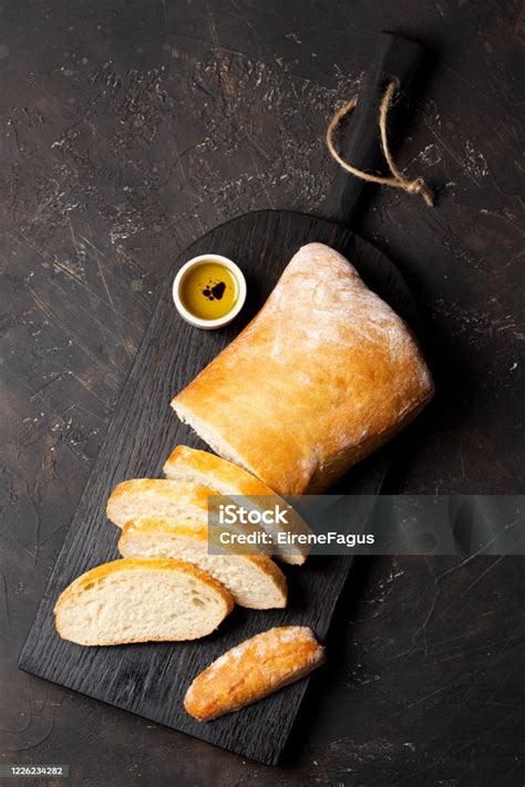 검은 색 도마 화이트 빵 시아바타 슬라이스 올리브 오일 블랙 도마 상단 뷰보기에 발사믹 비네나에 흰색 빵 시아바타 슬라이스 0명에 대한 스톡 사진 및 기타 이미지 Istock