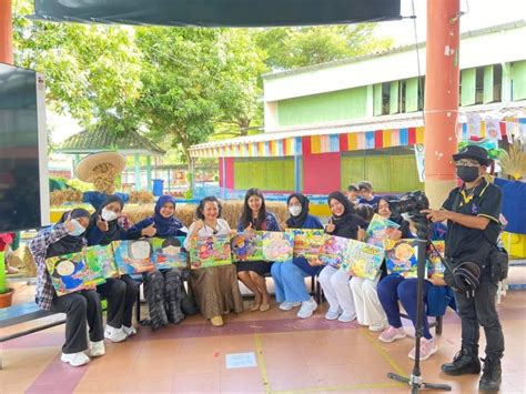 ผู้ช่วยศาสตราจารย์ ดร จิรภรณ์ มั่นเศรษฐวิทย์ ร่วมกับโรงเรียนสาธิตฯ ดำเนินการจัดกิจกรรม “ท่องโลก