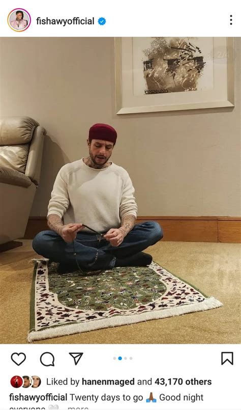 أحمد الفيشاوي بالسبحة على سجادة الصلاة
