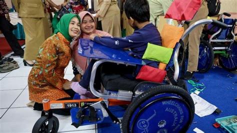 9 Tahun Penantian Nur Terbayar Putrinya Dapat Kursi Roda Adaptif