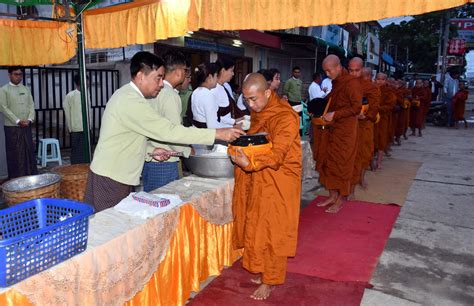 ပြင်ဦးလွင်မြို့တွင် သံဃာတော်အပါး ၃၀၀ ပါးတို့အား အရုဏ်ဆွမ်းလောင်းလှူပ