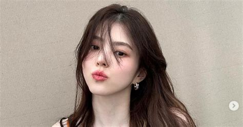 한소희 창백한 피부와 붉은 입술그림 같은 미모 N샷